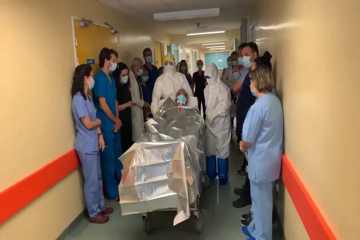 Γιατροί και νοσηλευτές χειροκροτούν ασθενή που αποσωληνώθηκε - HEALTHVIEW