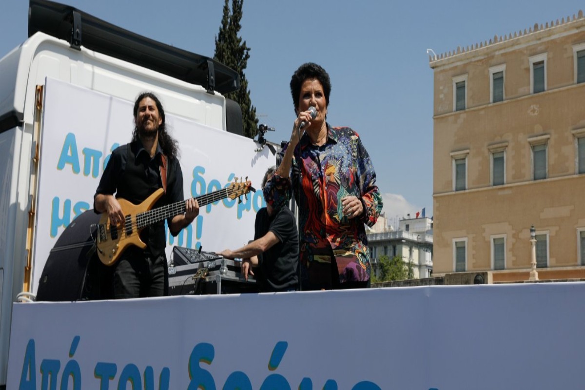 Η Άλκηστις Πρωτοψάλτη γυρίζει την Αθήνα τραγουδώντας - HEALTHVIEW